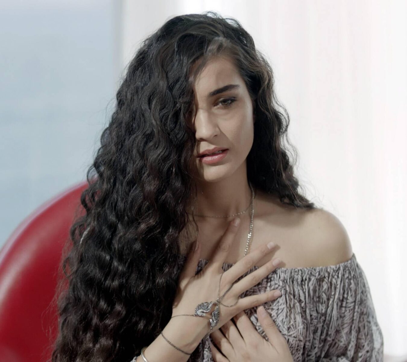 Tuba Buyukustun Short Hair Height, Weight, Husband Kids